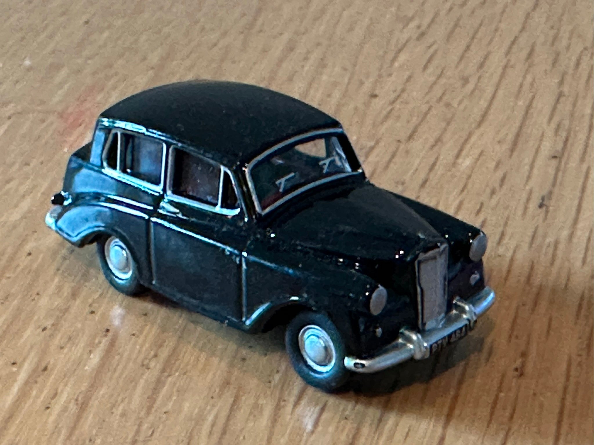 Oxford Diecast 1:76 OO Gauge Triumph Mayflower. Unboxed. – Midland Models