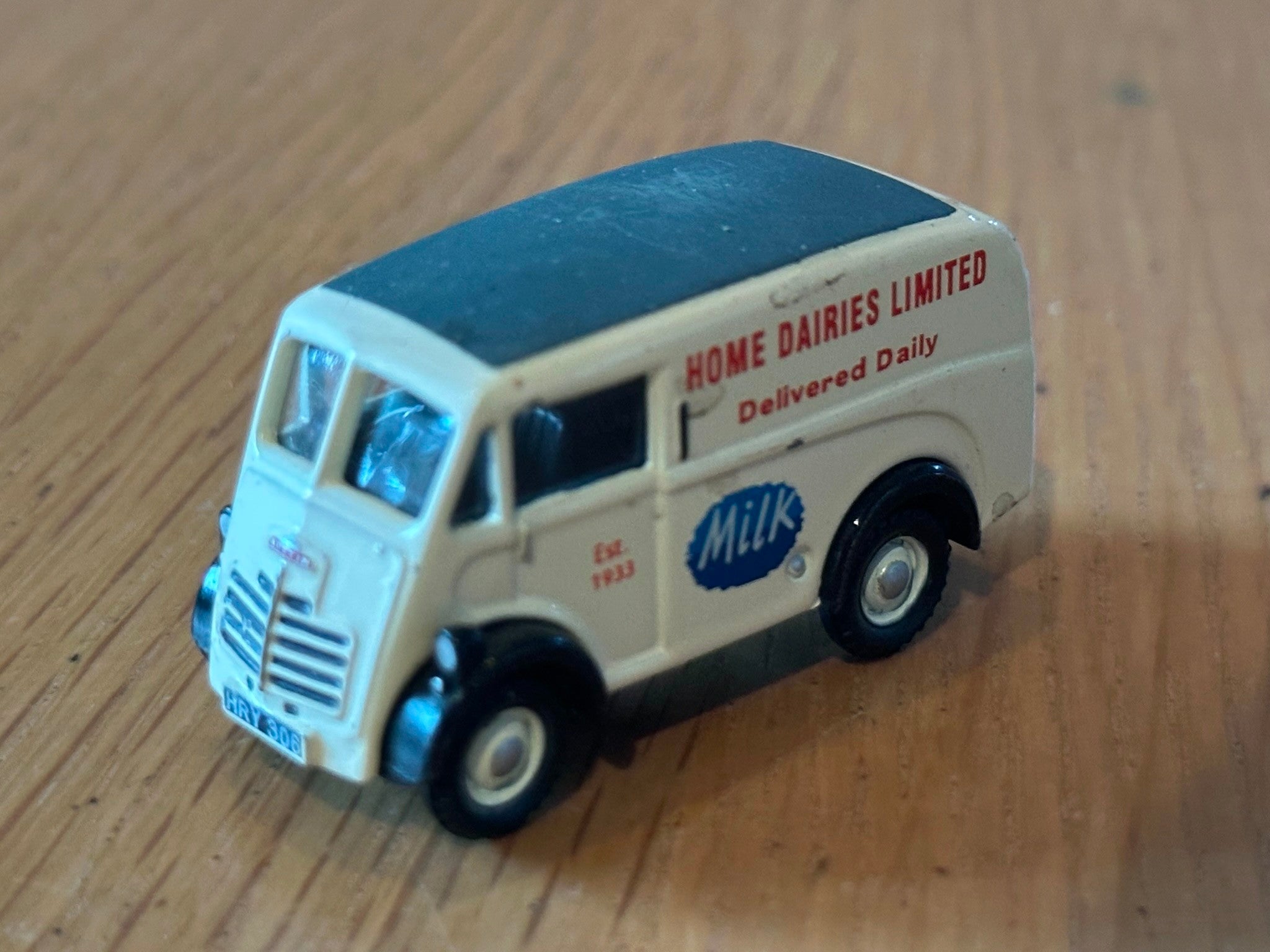 Classix Diecast 1:76 OO Gauge Austin 101 - Home Dairies Ltd. Playworn ...