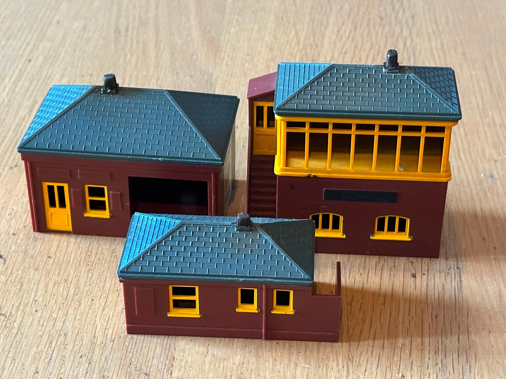 Set of 3 Triang Buildings including signal box – Midland Models