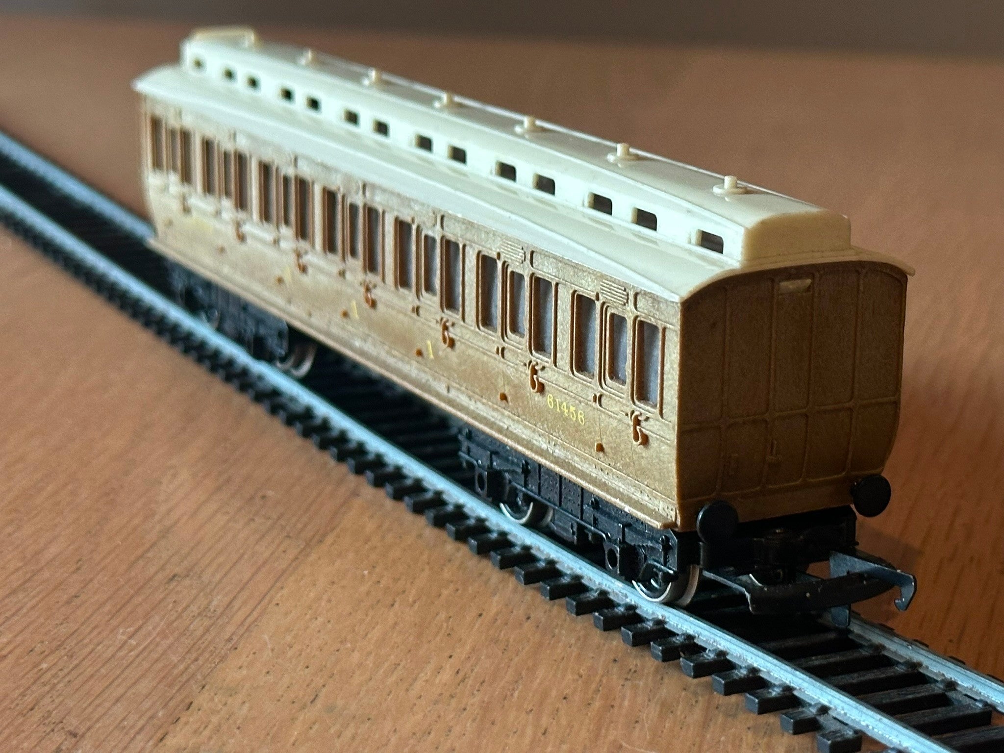 Triang R024 OO Gauge LNER Teak Clerestory Coach 61456 – Midland Models