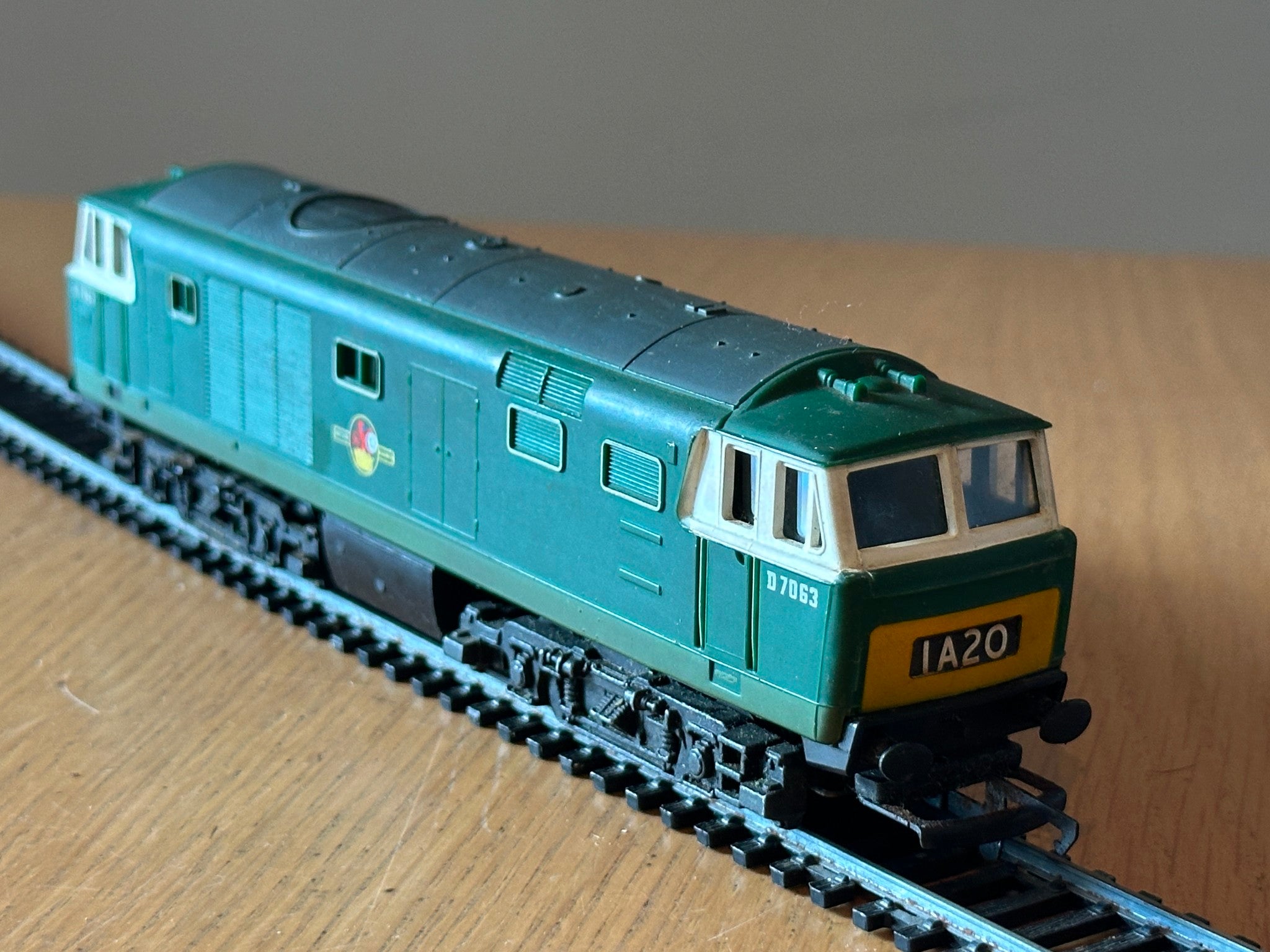 Hornby OO Gauge R074 Locomotive Class 35 Hymek BR Green D7063. Noisy M ...