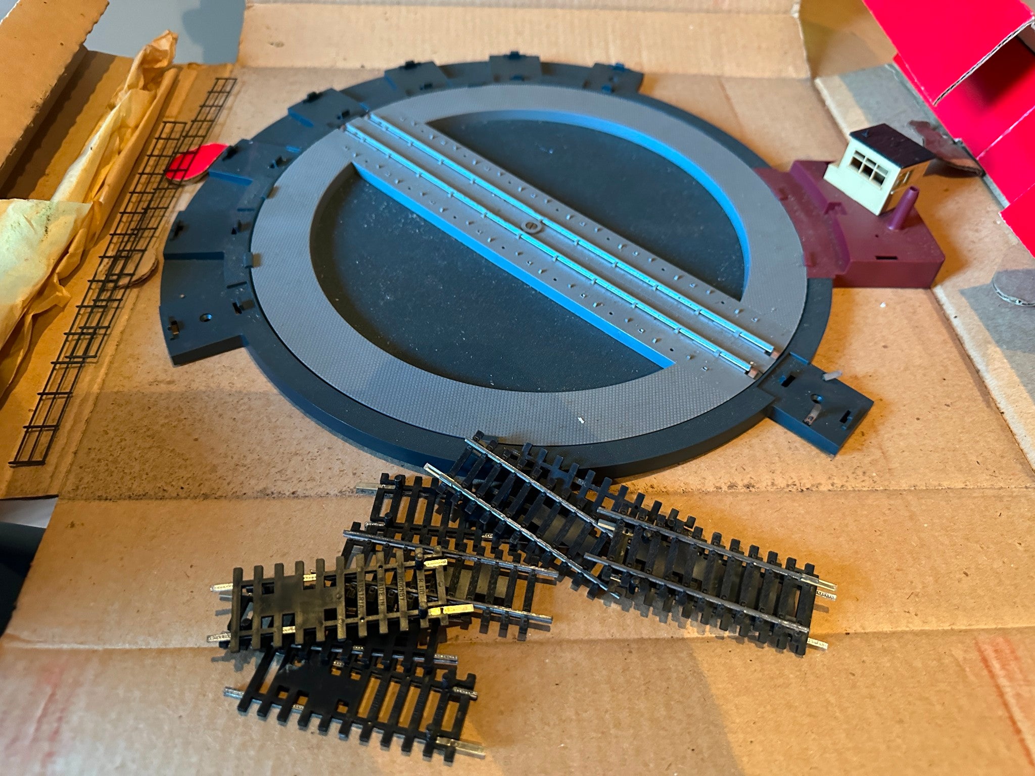 Hornby R410 Operating Turntable. – Midland Models