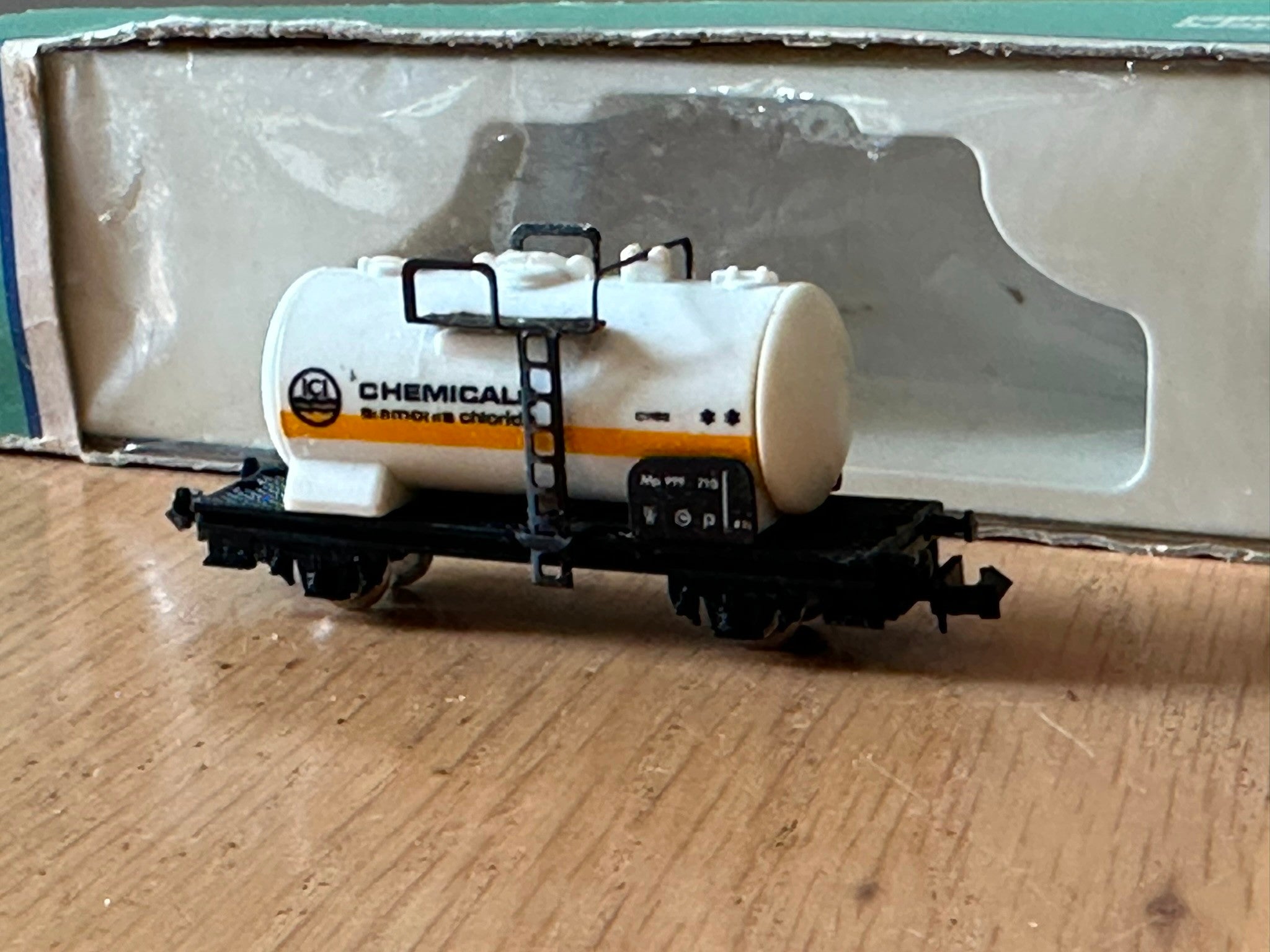 Lima N Gauge Tank Wagon 'ICI Chemicals'. Pre owned. Boxed. – Midland Models