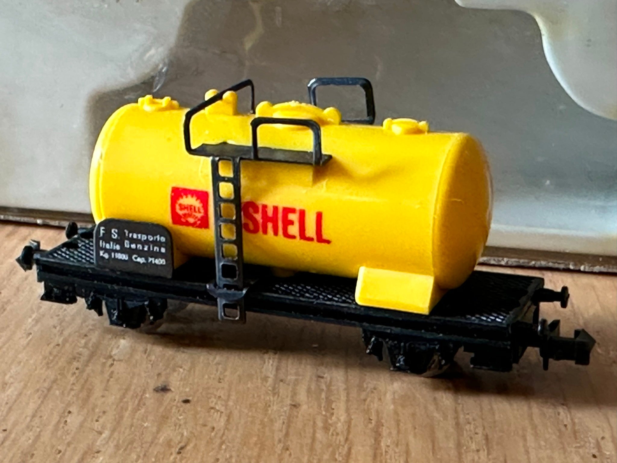 Lima N Gauge Tank Wagon 320780 'Shell'. Pre owned. Boxed. – Midland Models