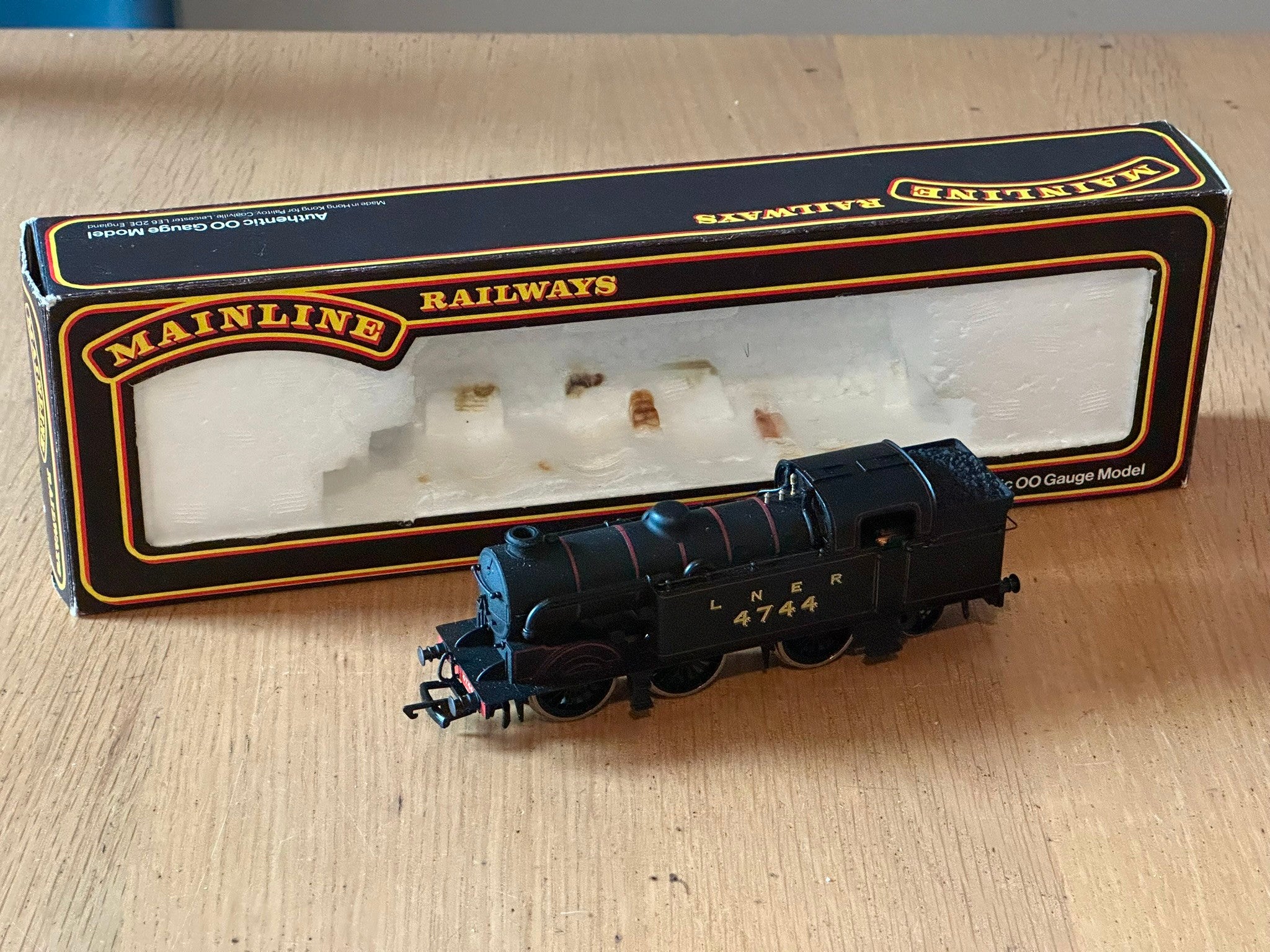 Mainline OO Gauge LNER N2 Class 0-6-2 Tank Locomotive. Black Livery. P ...