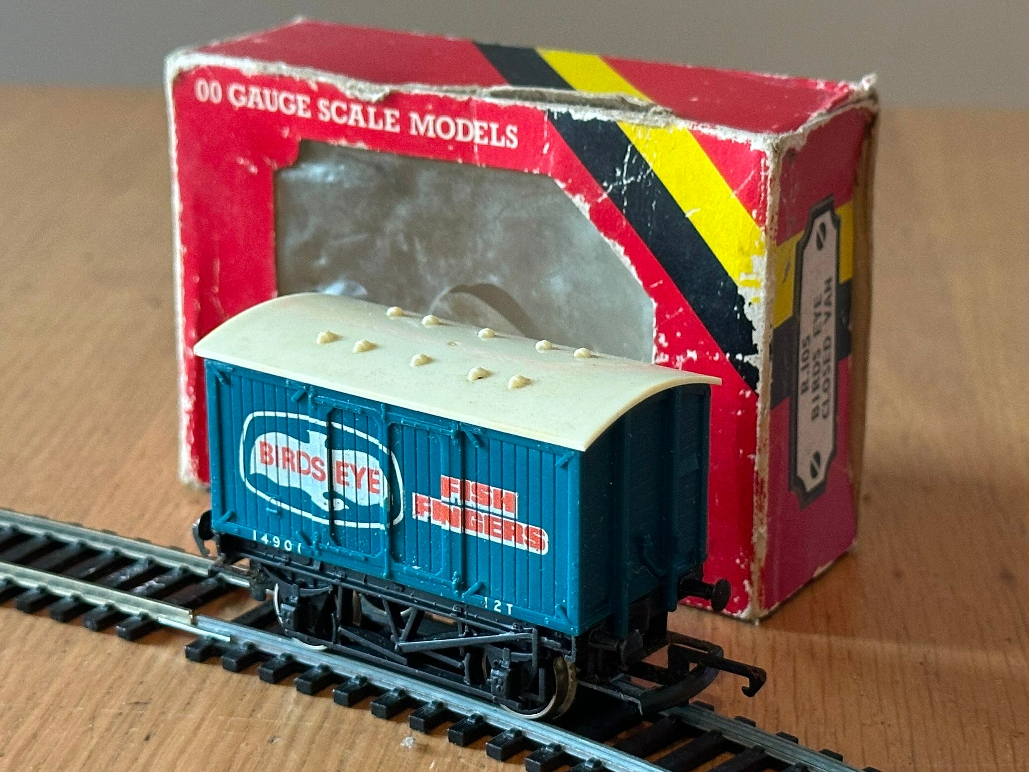 Hornby R105 OO Gauge Birds Eye Closed Van. Pre-owned. Boxed. – Midland ...