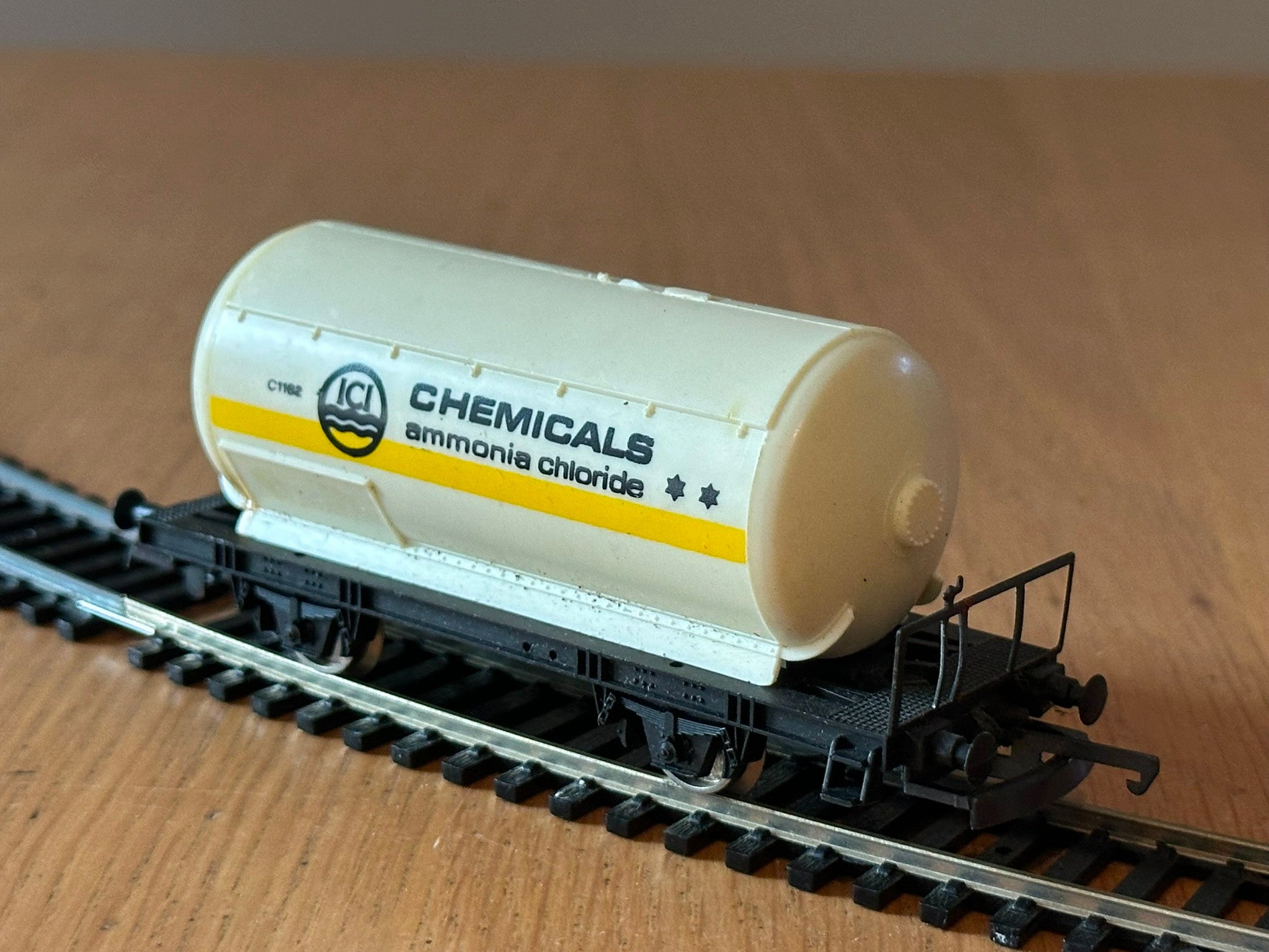 Lima 2720 OO Gauge. Small Tanker ICI Chemicals. Pre Owned. – Midland Models