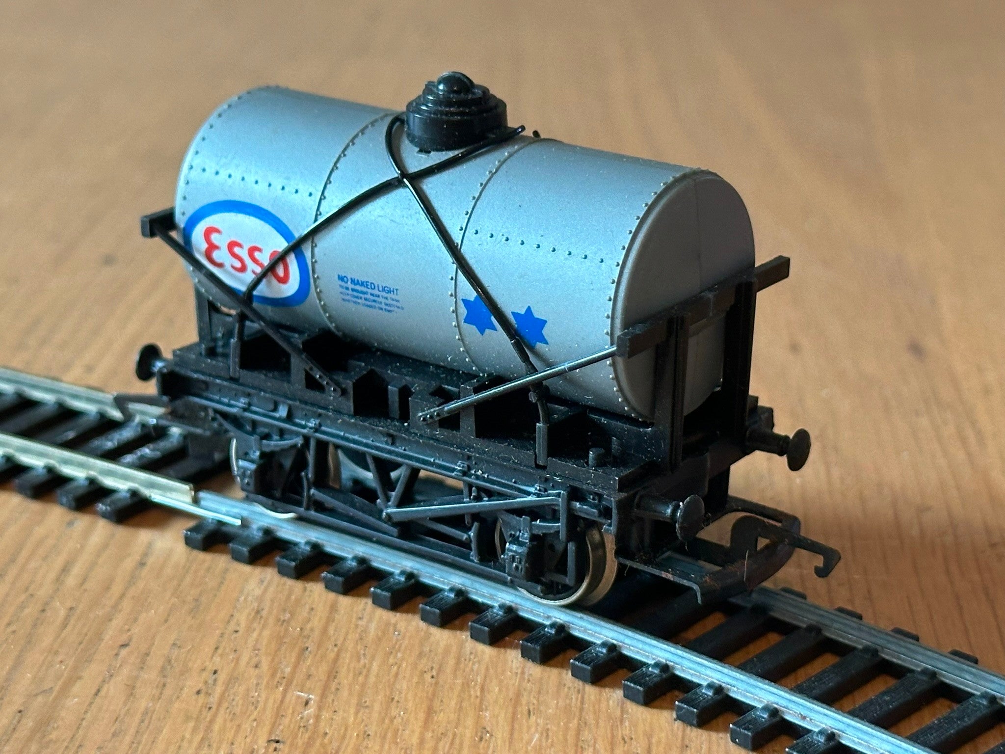 Hornby R713 ESSO Small Tank Wagon. OO Gauge. – Midland Models