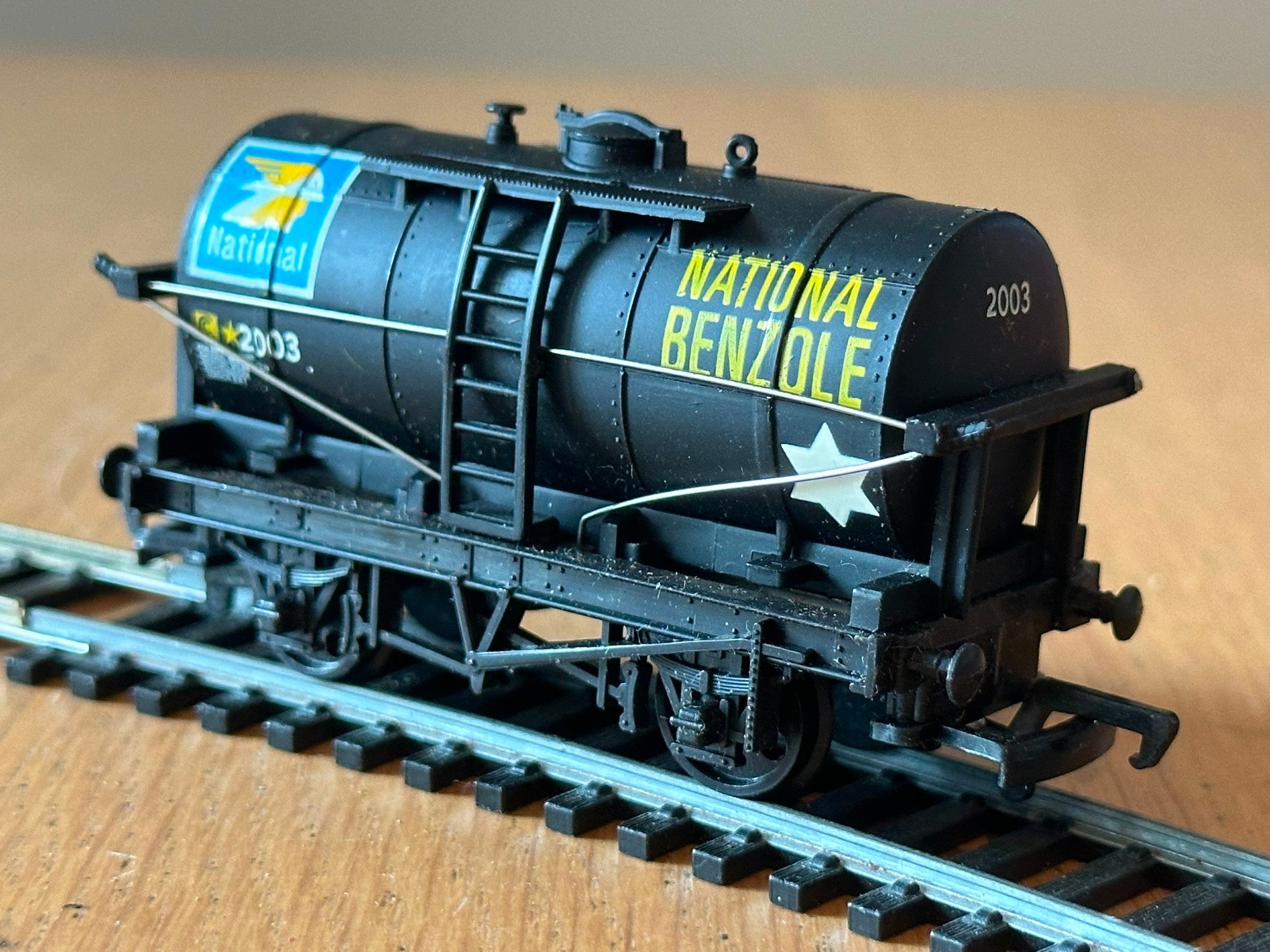 Mainline 37-146 OO Gauge Tank Wagon National Benzole Numbered 2134 Bla ...