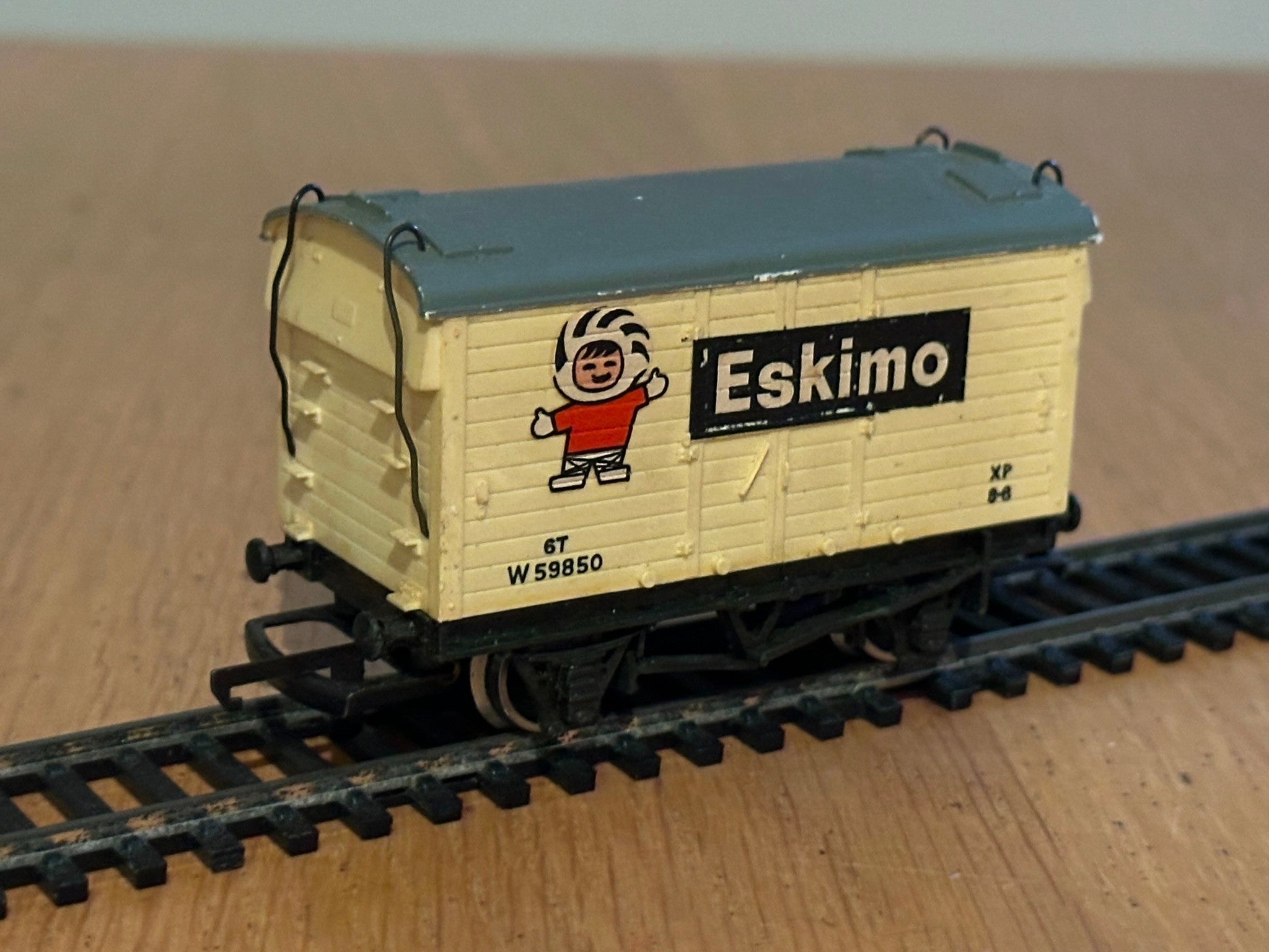 W4320P Wrenn OO Gauge Refrigerator Van Eskimo Foods – Midland Models