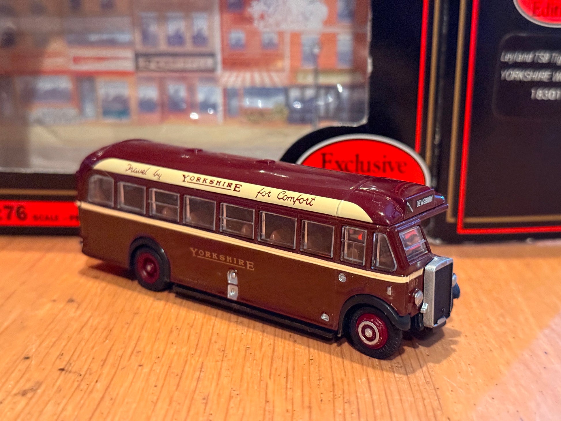 EFE OO Gauge 1:76 18301 - Leyland TS8 Tiger Type A - Yorkshire Woollen ...