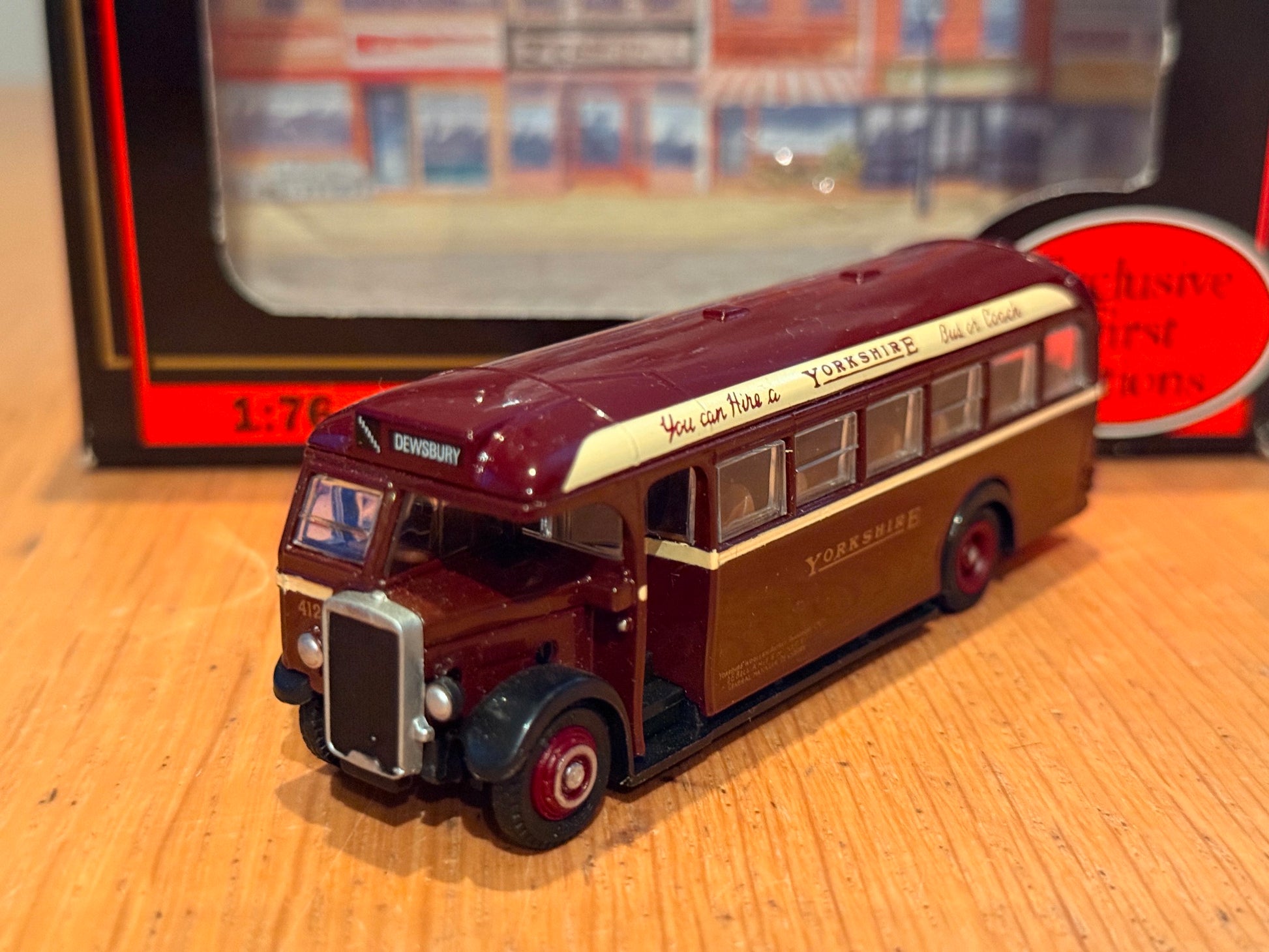 EFE OO Gauge 1:76 18301 - Leyland TS8 Tiger Type A - Yorkshire Woollen ...