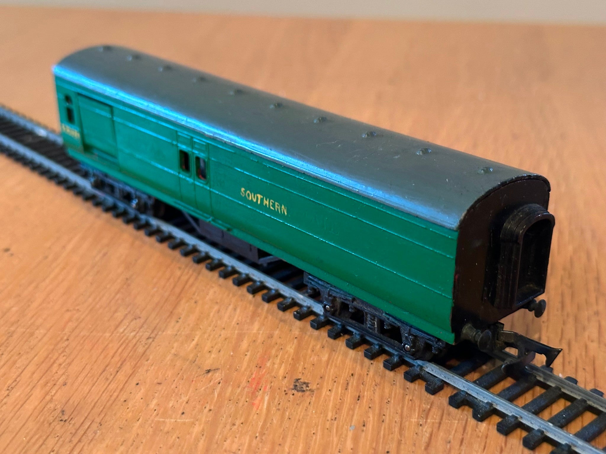 Triang OO Gauge Working Royal Mail Coach, hand painted. Weathering Pro ...