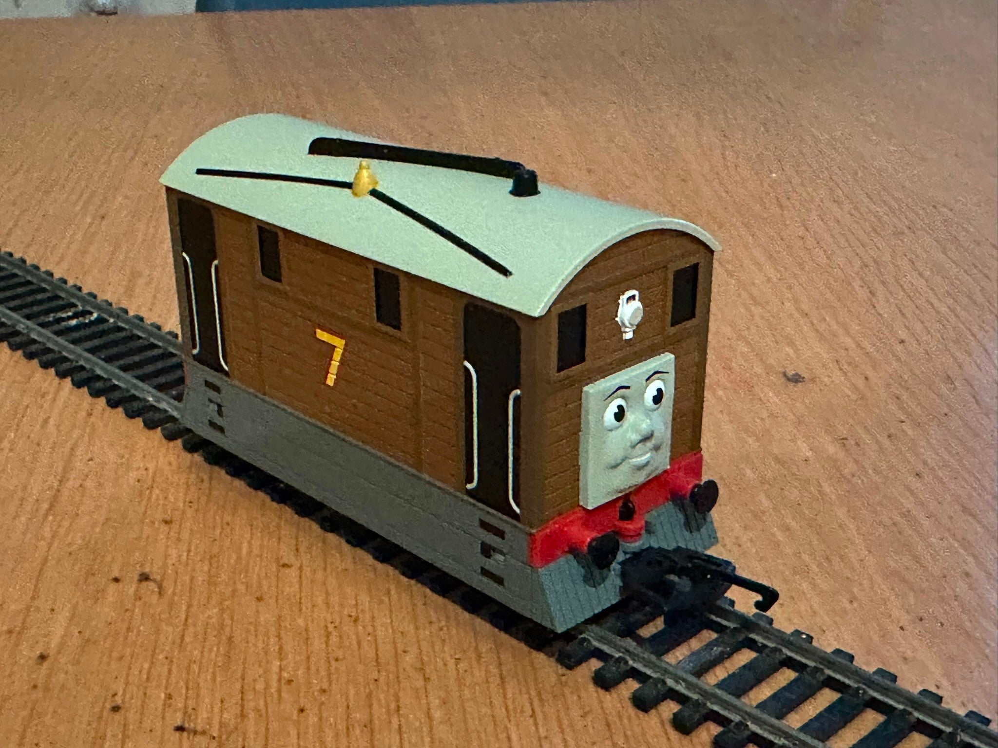 Hornby R9046 OO Gauge Toby the Tram Engine (Thomas the Tank range) - d ...