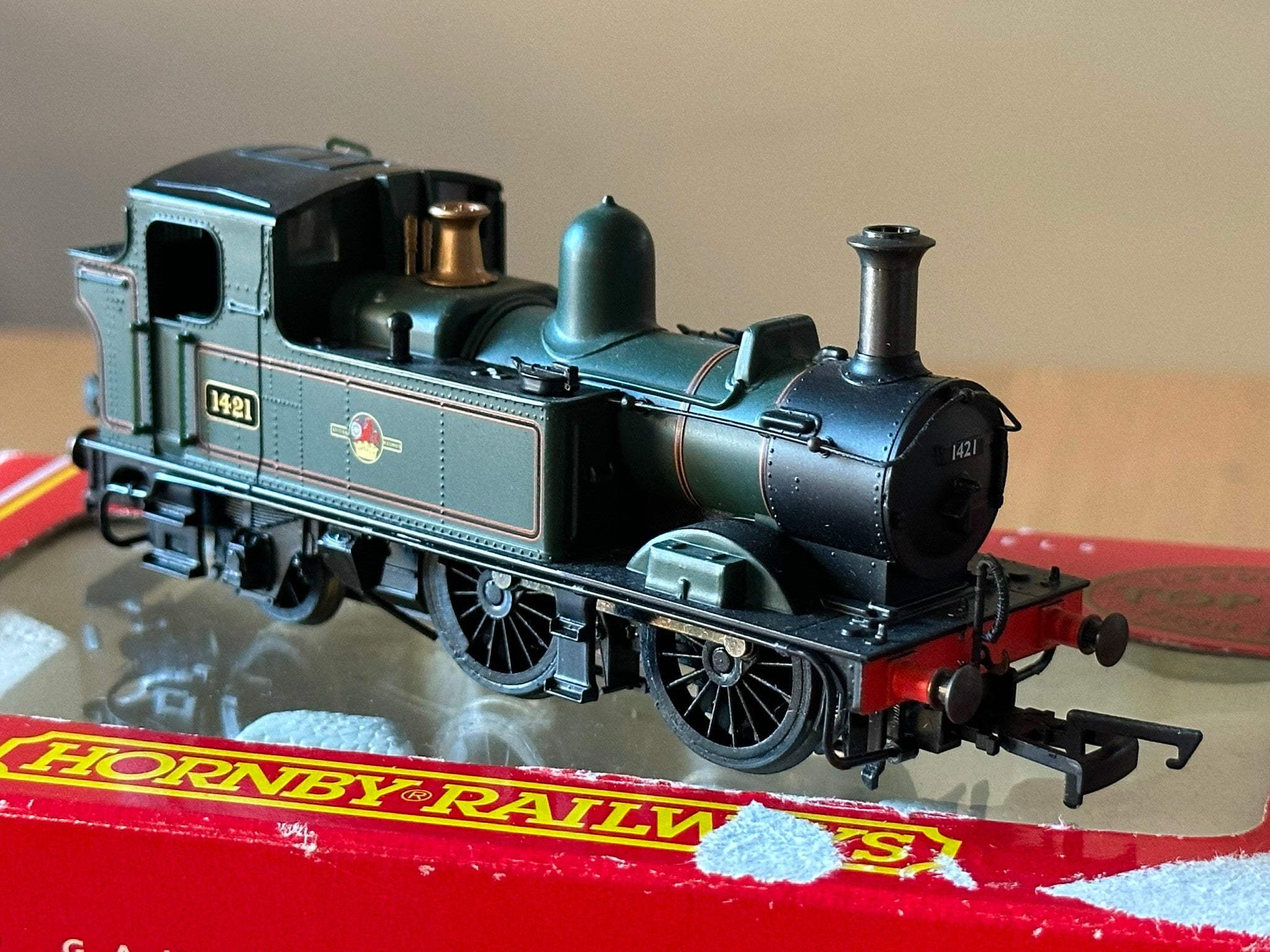 Hornby R2095A Class 14xx 0-4-2T 1421 in BR green. Preowned – Midland Models